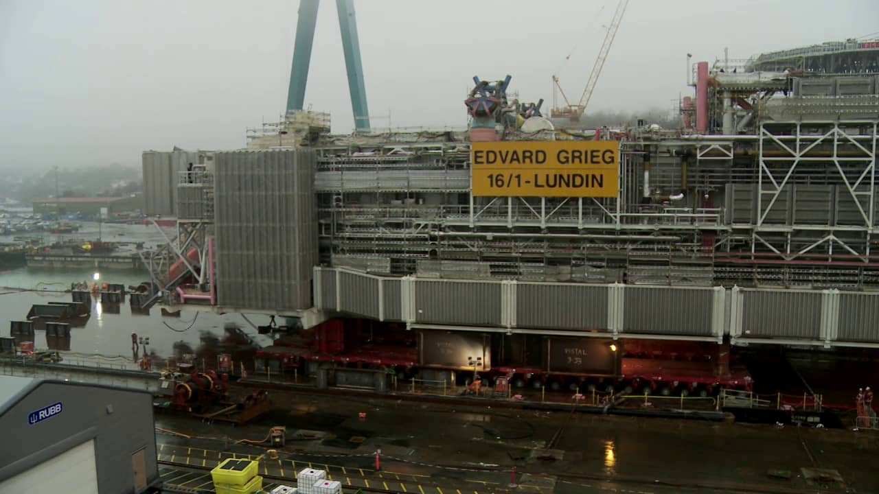 Main deck load out of Edvard Grieg platform at Kvaerner Stord. on Vimeo
