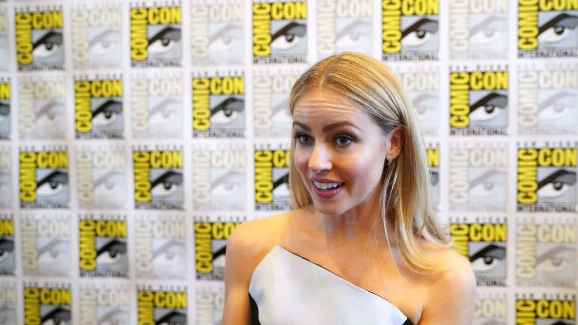 Comic-Con 2015: 12 MONKEYS' Amanda Schull ( Comic-Con 2015: 12 MONKEYS' Amanda Schull (
