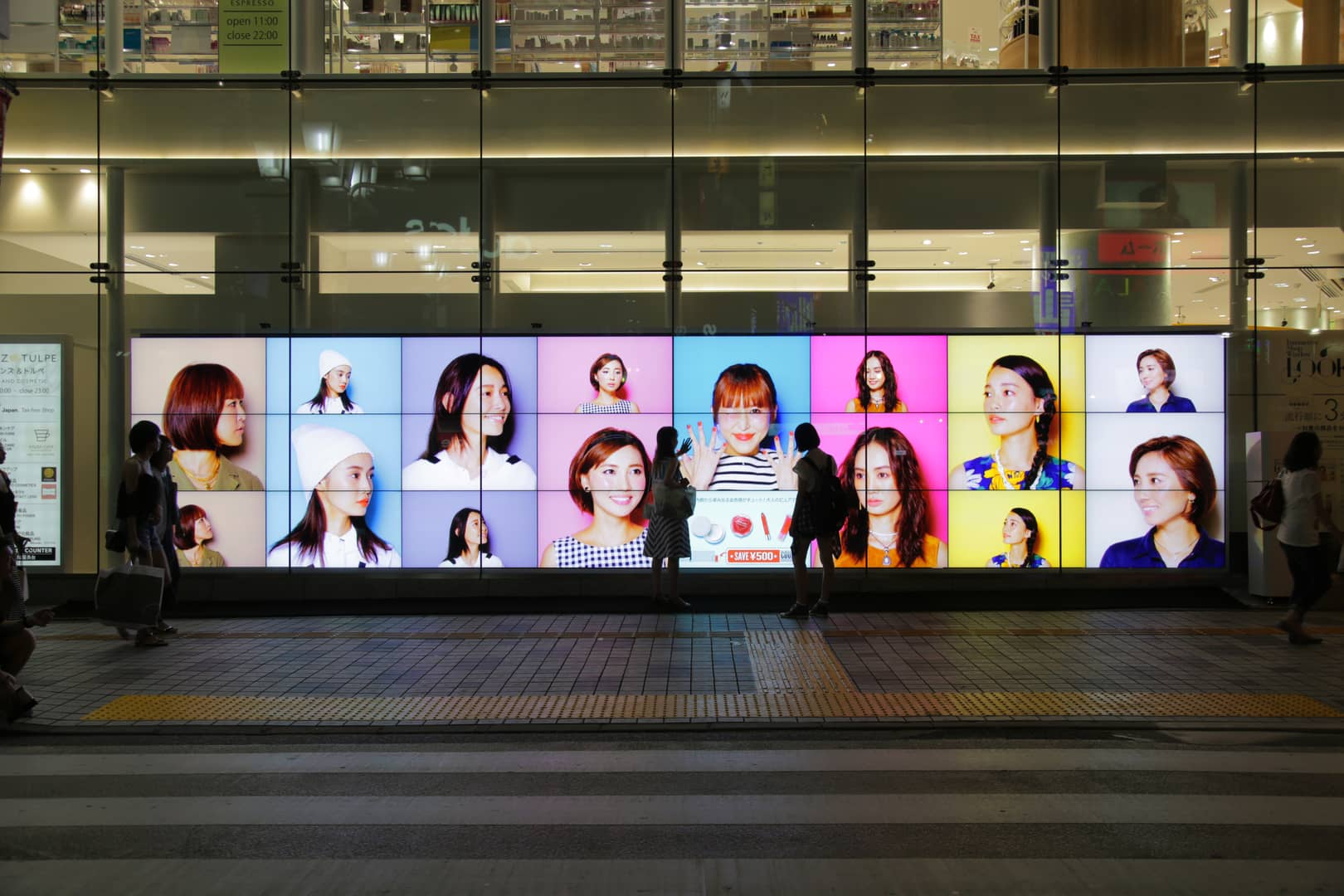 Interactive Shop Window "LOOKS" on Vimeo