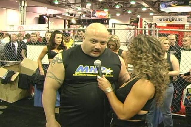 Rob Luyando bench presses 1005 lbs at the MHP booth . on Vimeo