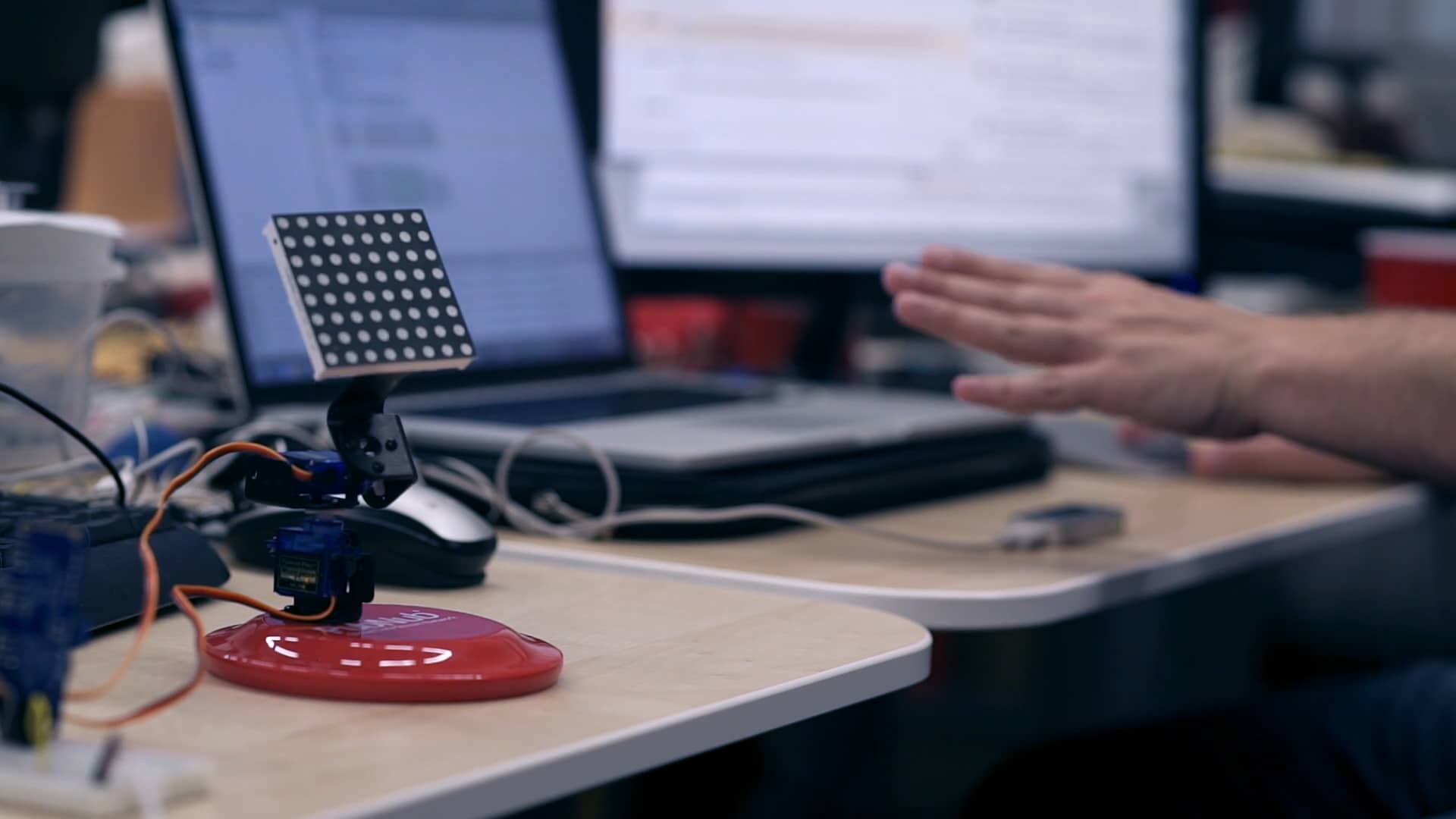 Motion-controlled Servos with Leap Motion & Raspberry Pi on Vimeo