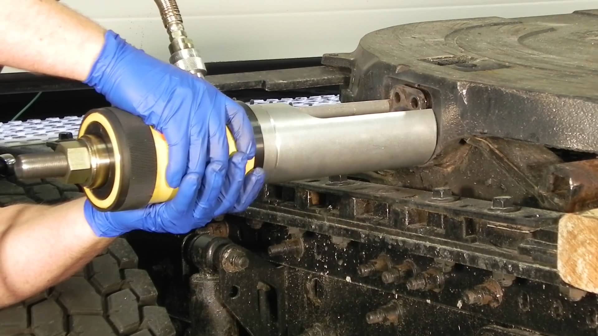 5th Wheel Bracket Pin Puller Adapter - Tiger Tool 15060 on Vimeo