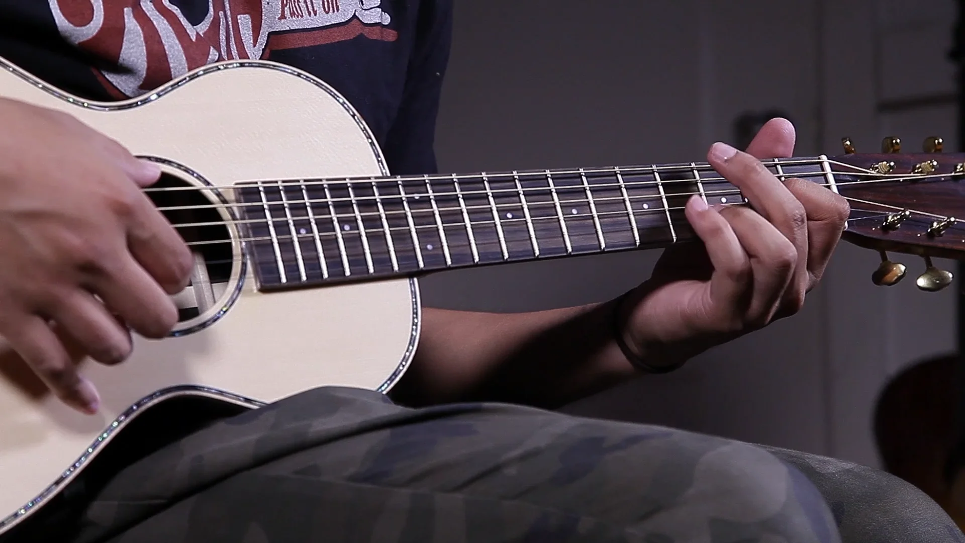 Pono Guitar Mini Parlor UL-40SP on Vimeo