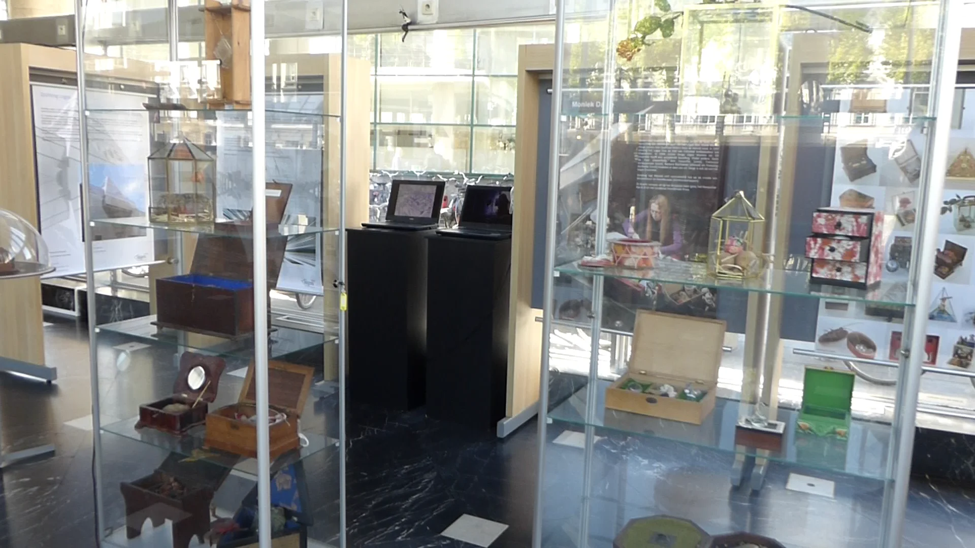 Moniek Darge, music box performance, Stadsbibliotheek Gent, september ...