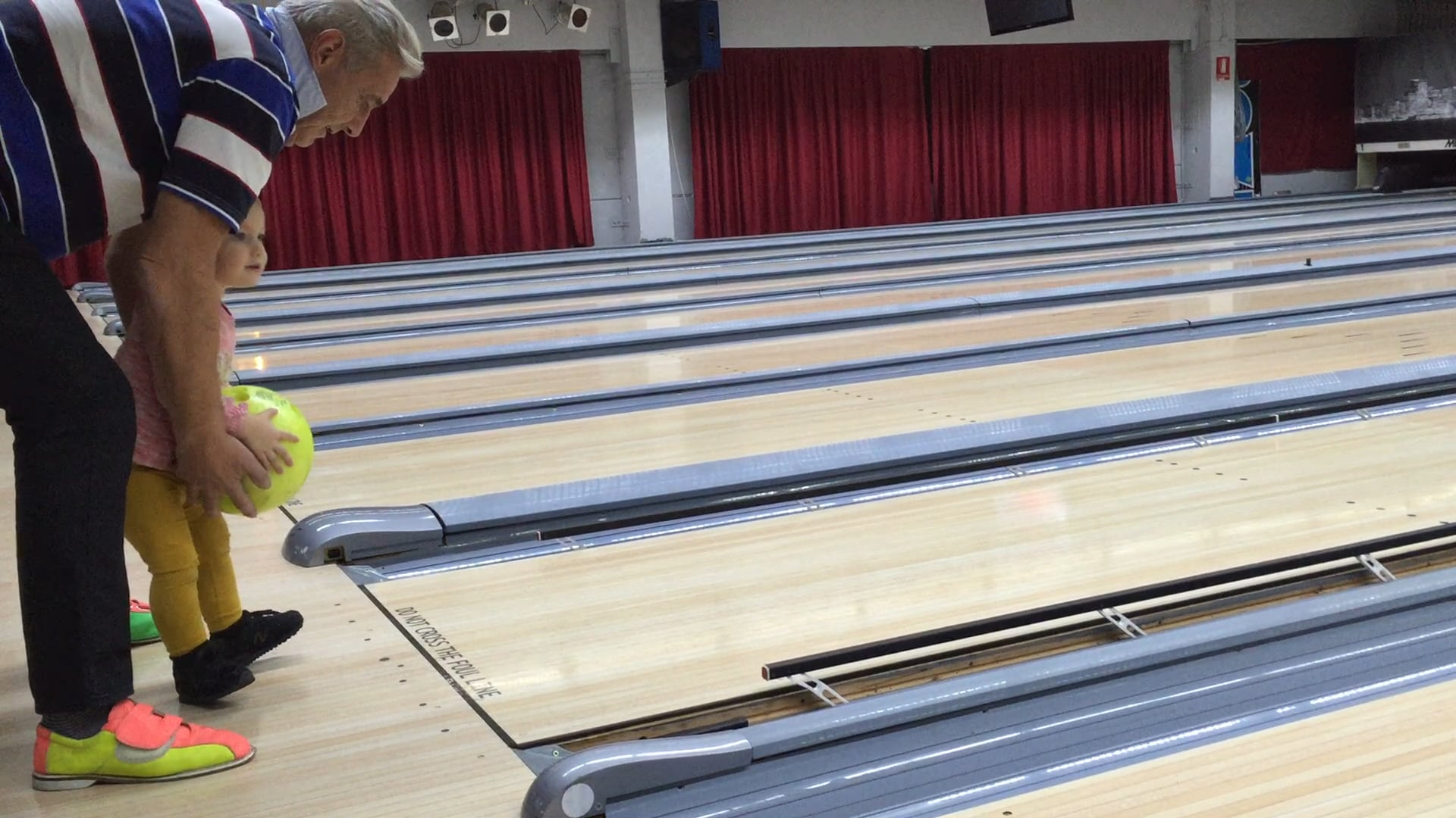 Ellie bowling on Vimeo