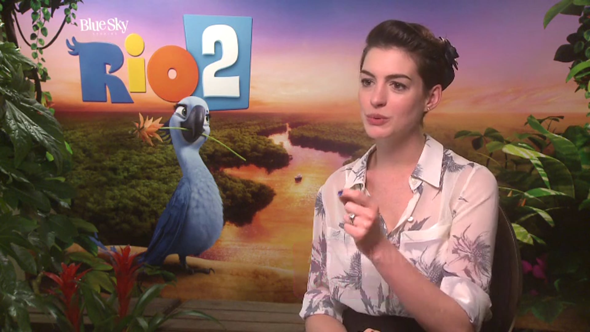 News & Views - Rio 2 interviews with Anne Hathaway and... a cockatoo ...