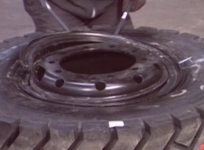 Multi-Piece Wheel/Rim Demounting/Mounting - Truck Split Rim
