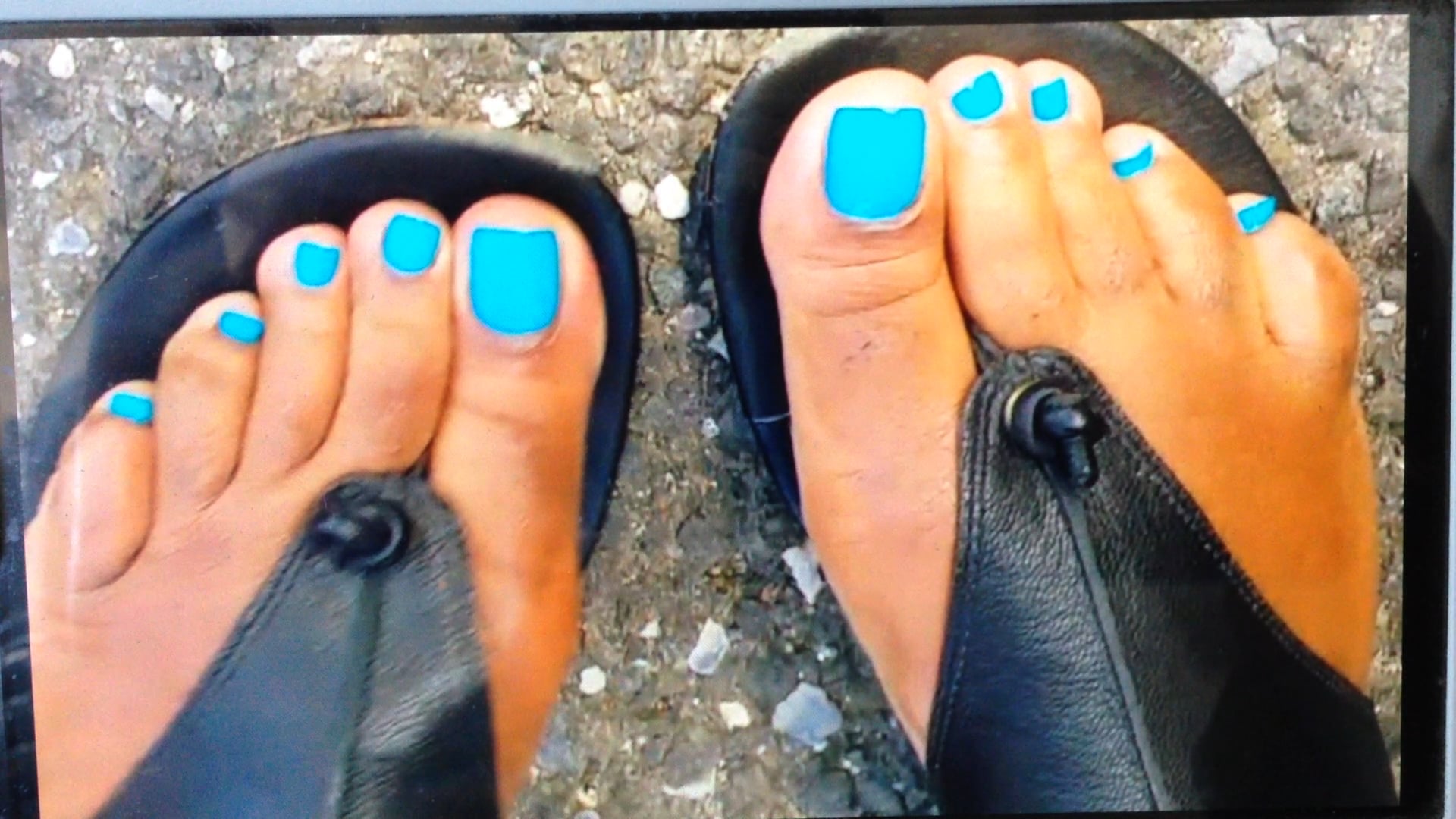 Long Blue Toes [Ebony] on Vimeo