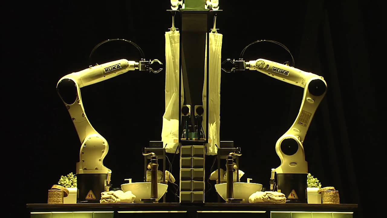 Robot in the mirror on Vimeo