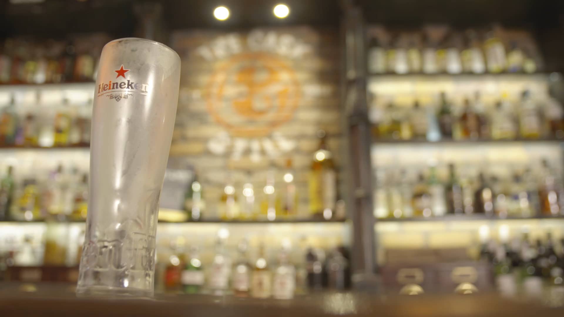 Pouring the perfect pint of Heineken on Vimeo