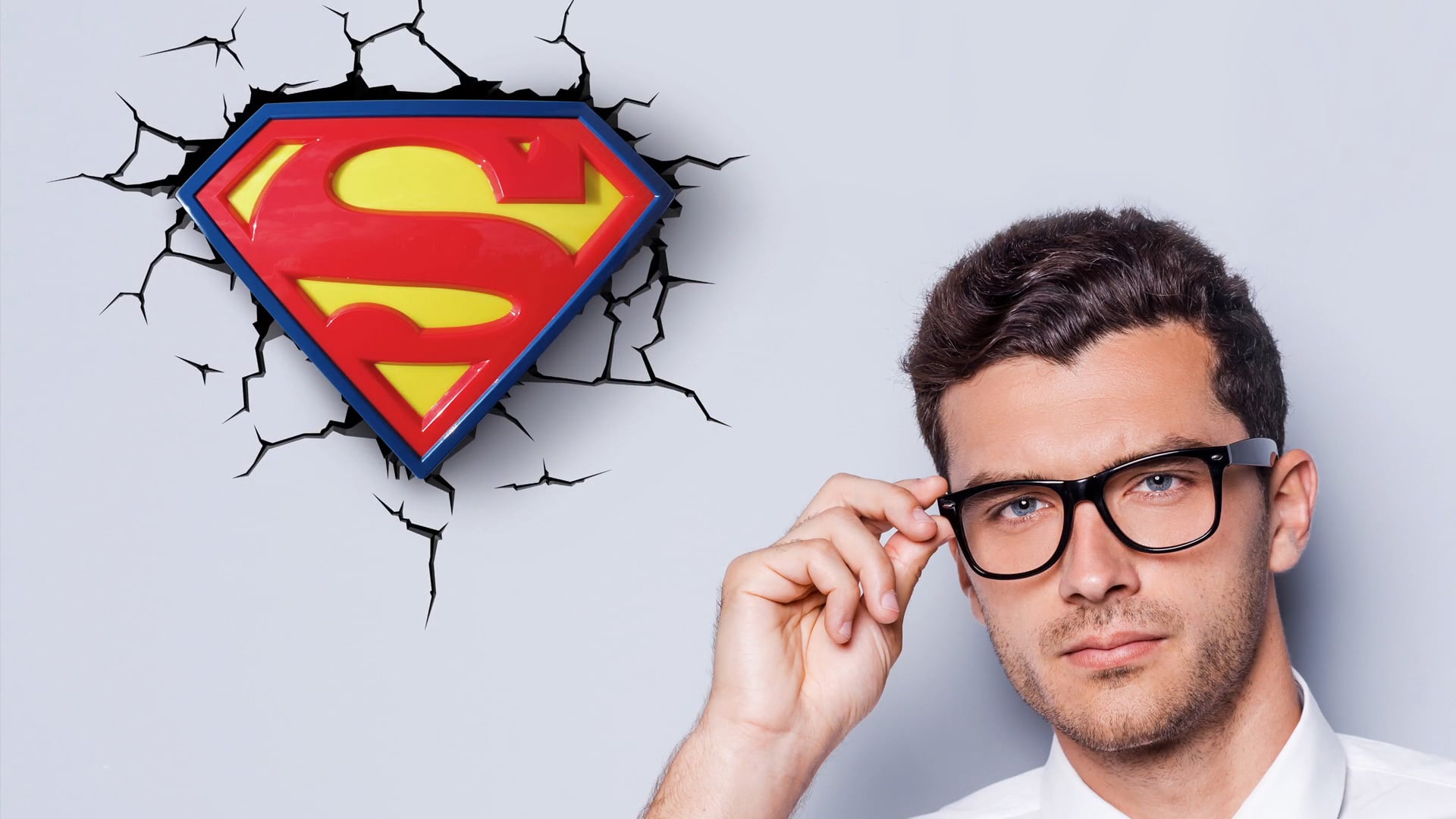 Warner Bros - Superman™ S-Shield 3D Deco Light on Vimeo