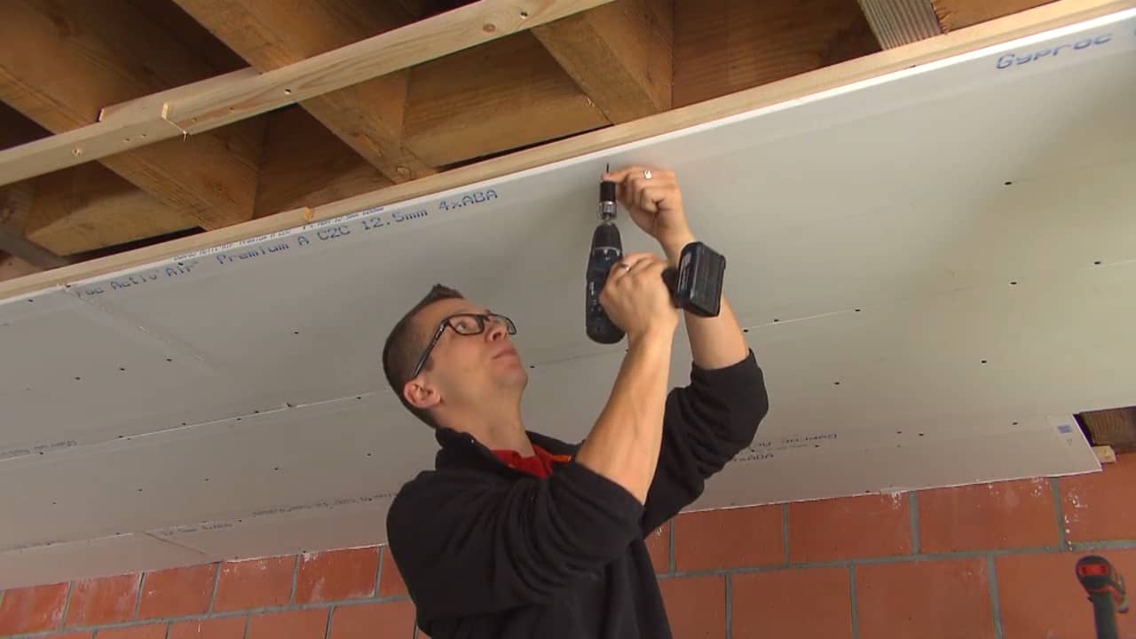 Hoe een Gyproc-plafond op houten lattenrooster plaatsten? on Vimeo