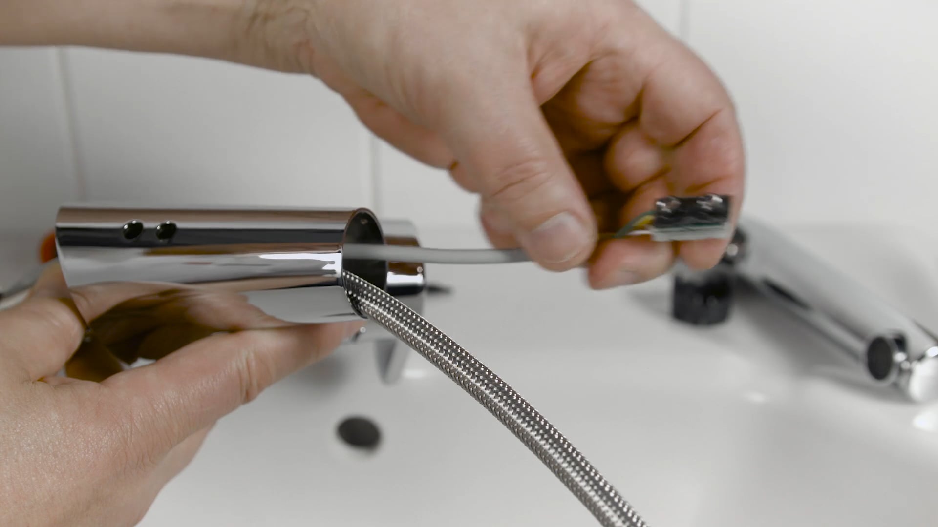 Oras Signa - Washbasin faucet - Oras Signa - Changing sensor on Vimeo