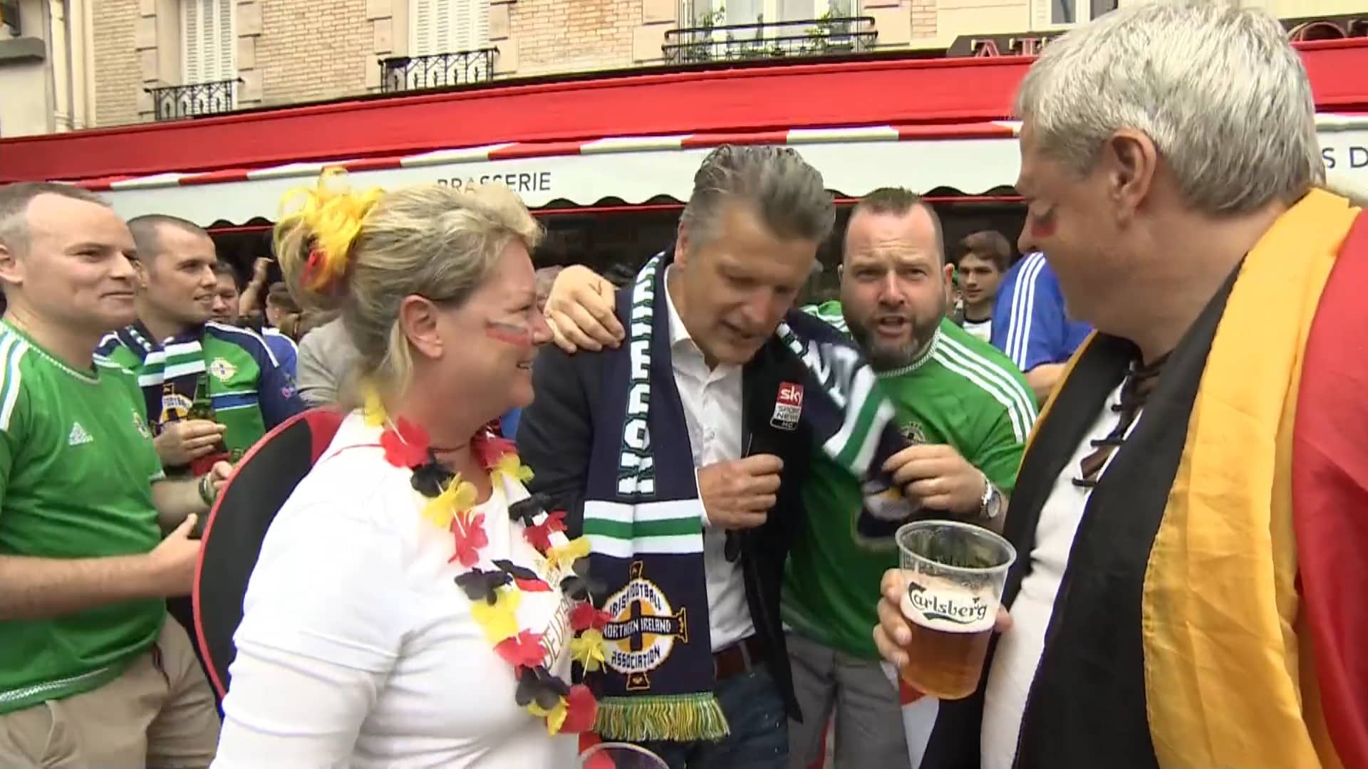 Lymbo on Fire. Christopher Lymberopoulos mit nordirischen Fans in Paris ...