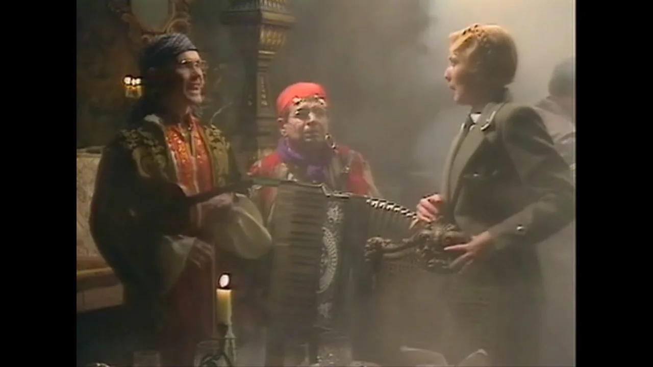 Halló, Halló - Herr Flick és von Smallhausen cigánynak öltözve on Vimeo