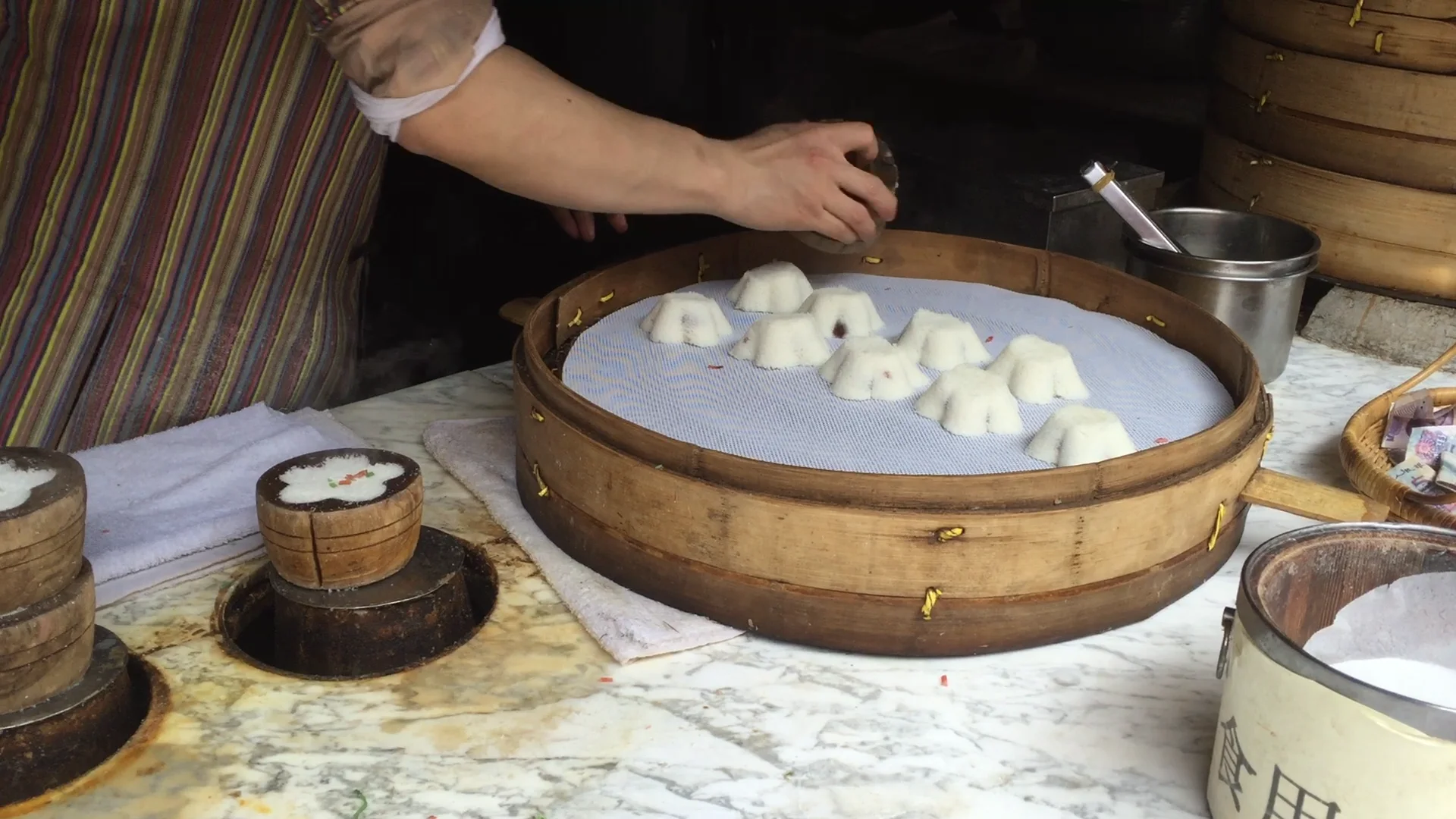 Making Ding Sheng Rice Cakes in Wuzhen