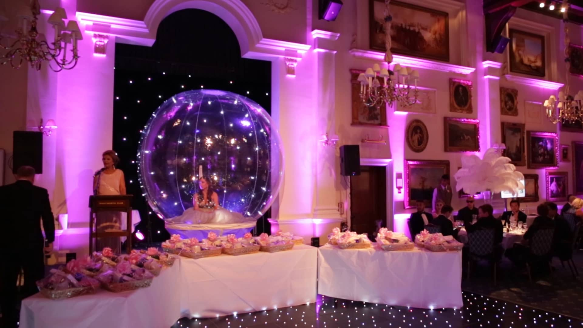 Globe Singer E1 on Vimeo