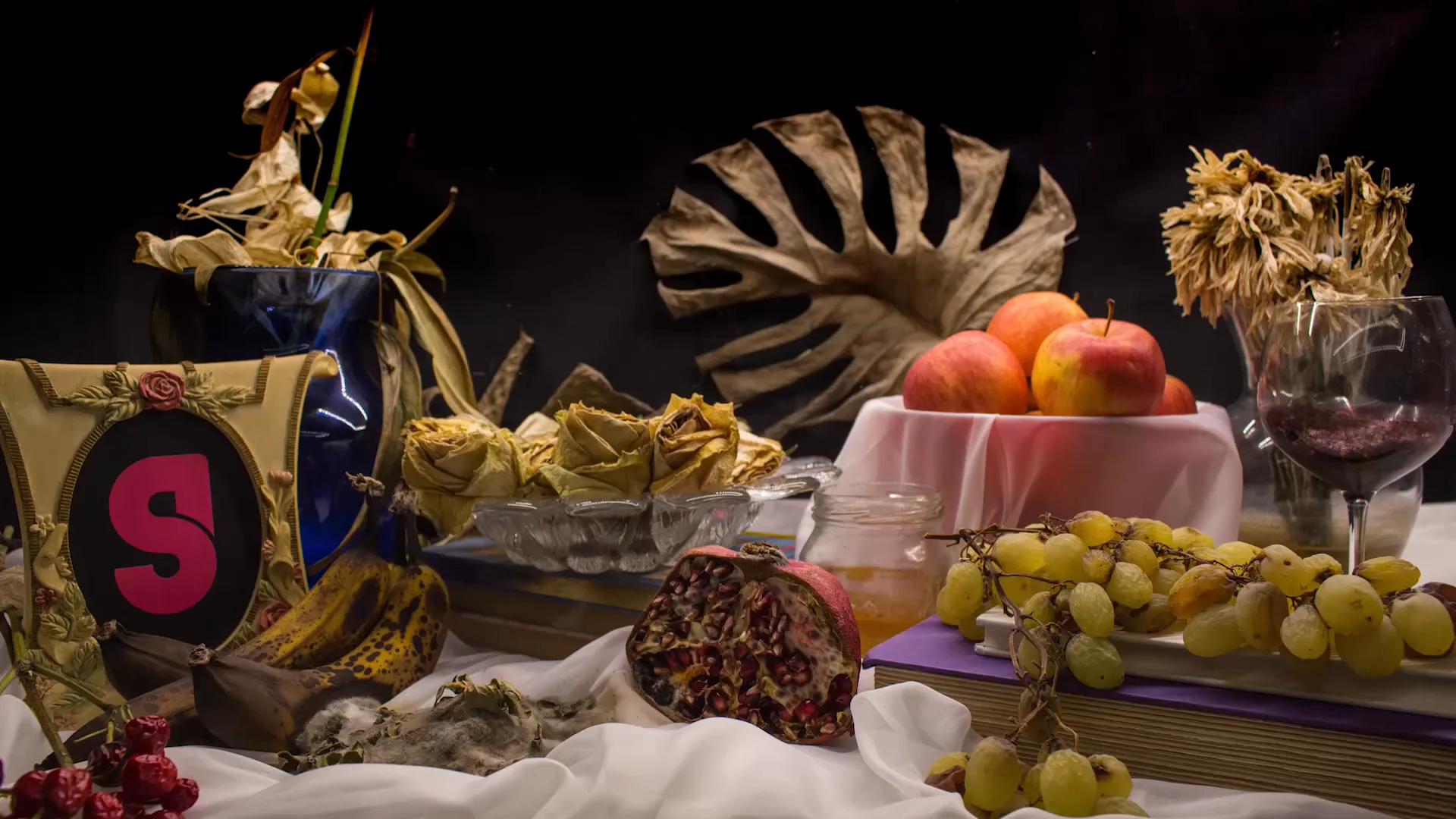 Decay in a Box: A timelapse of still-life in decay