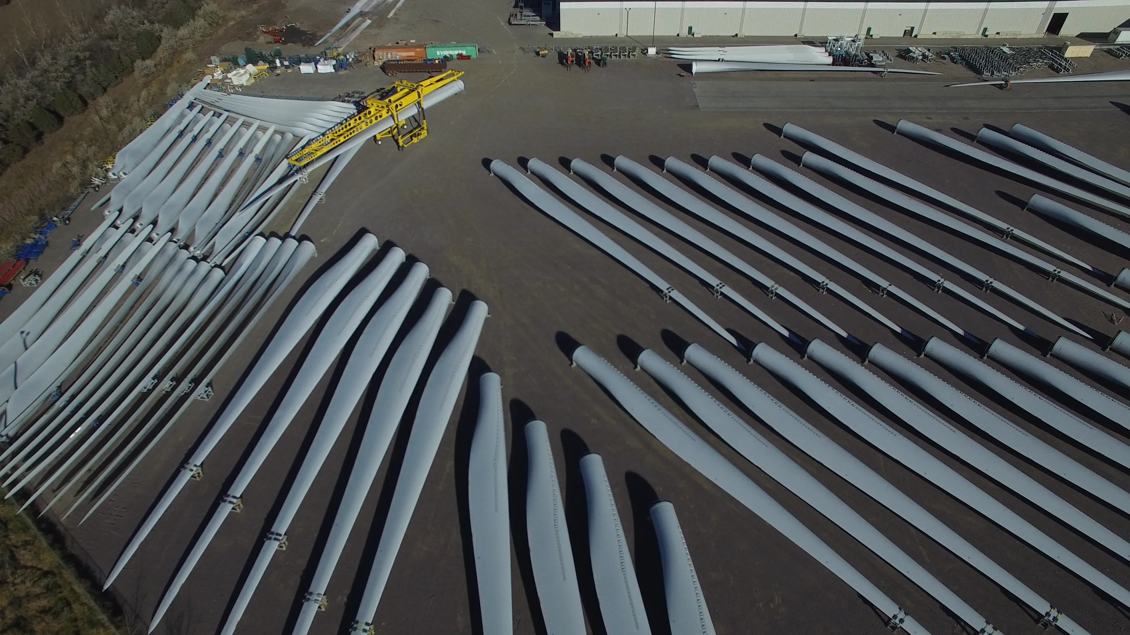 CombiLift moving a 56.9 meter wind turbine blade on Vimeo