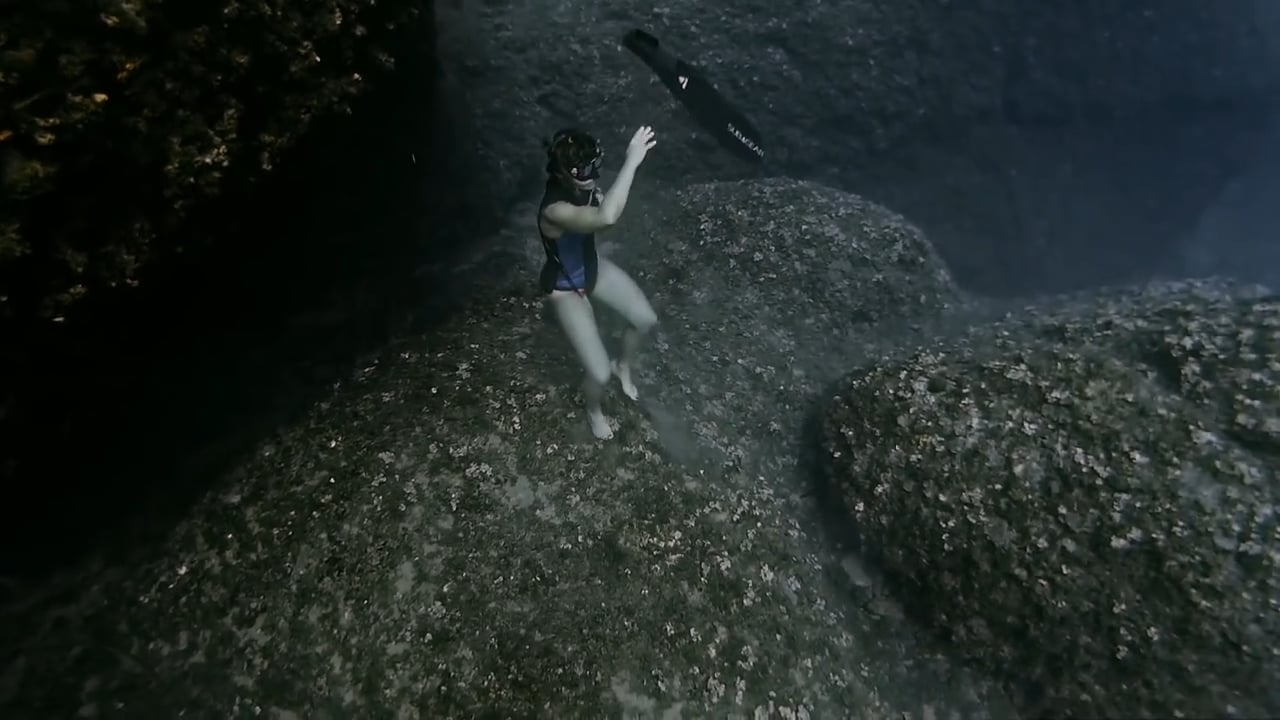 EXTREME CHALLENGE- Underwater Strip - Wetsuit Escape Act by freediving ...