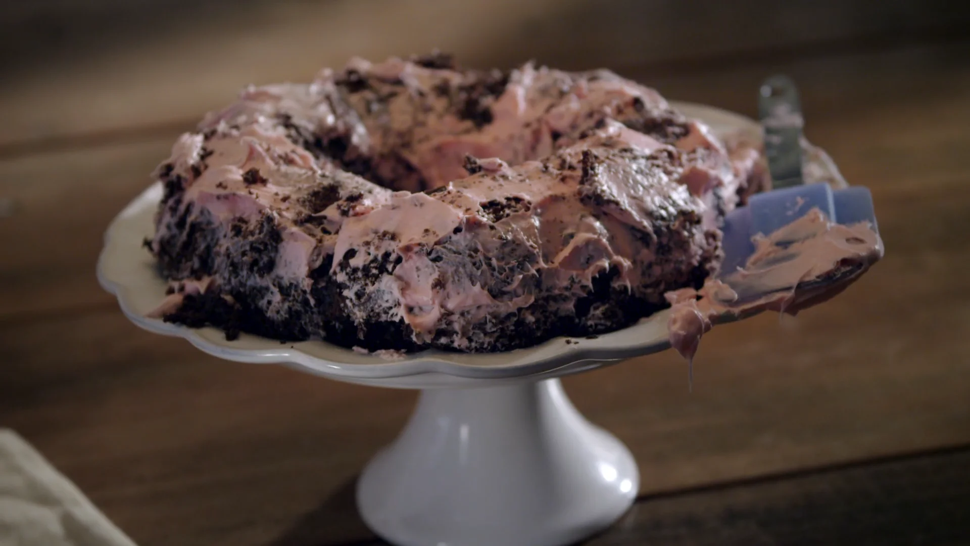Cool Whip Frosting - Mistreated Cakes on Vimeo