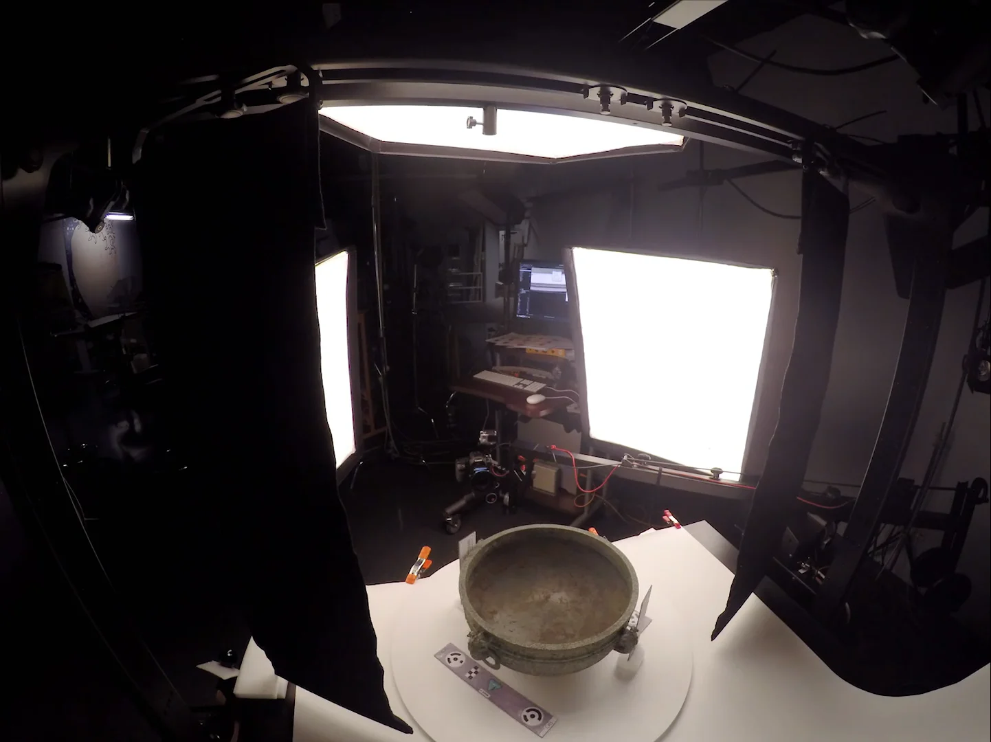 Photogrammetry turntable at the Minneapolis Institute of Art on Vimeo
