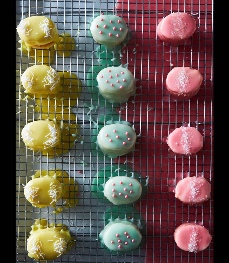 Two-Bite Cakes That Look Like Easter Eggs on Vimeo