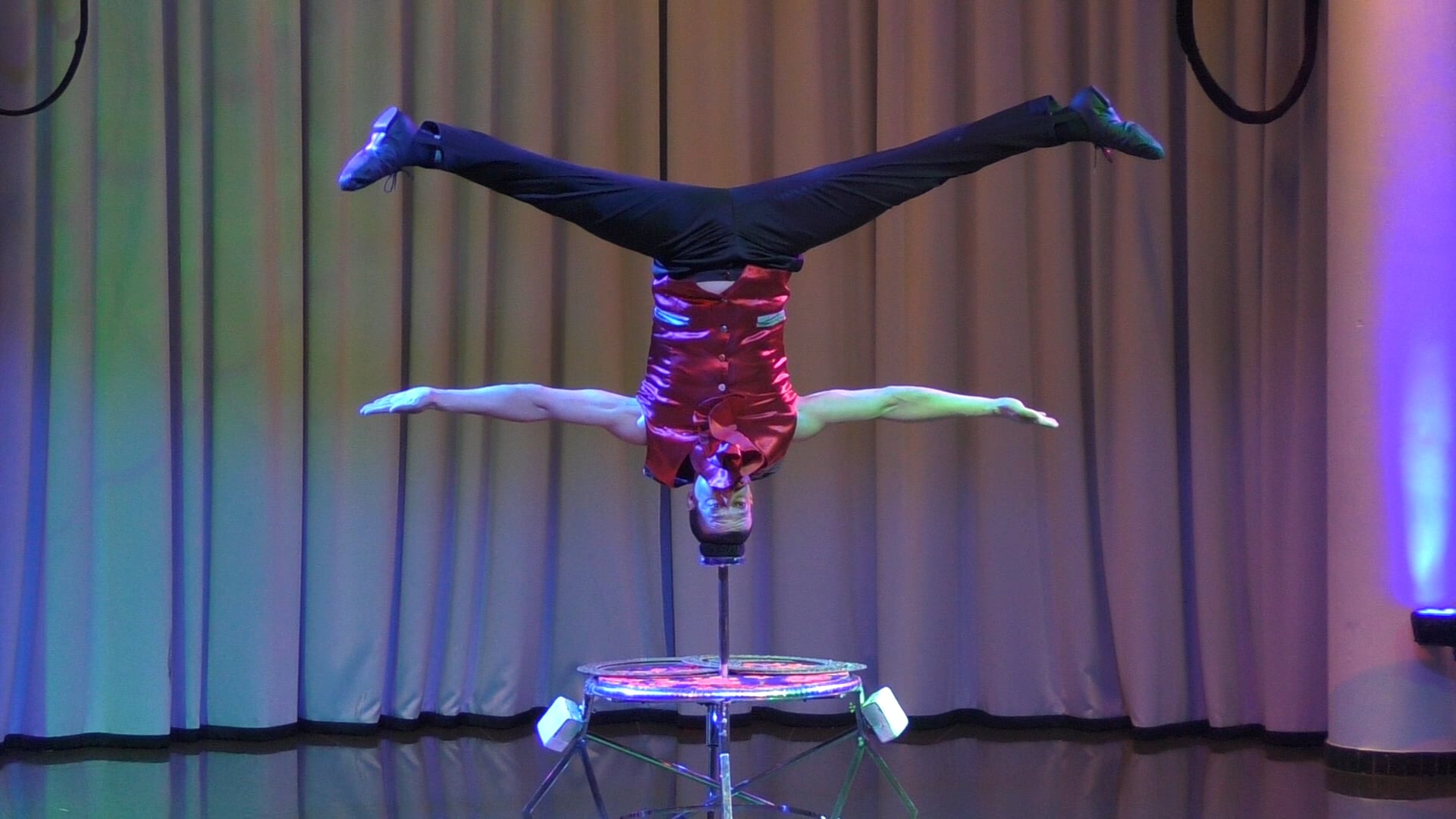 Solo Handstand Akrobatik on Vimeo