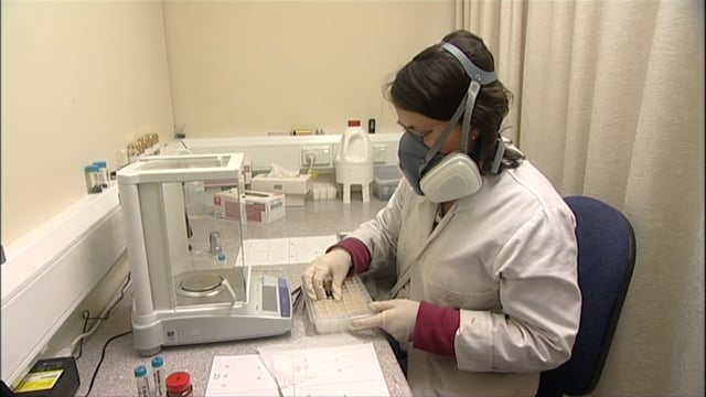 Adding scintillator to the benzene sample — Science Learning Hub