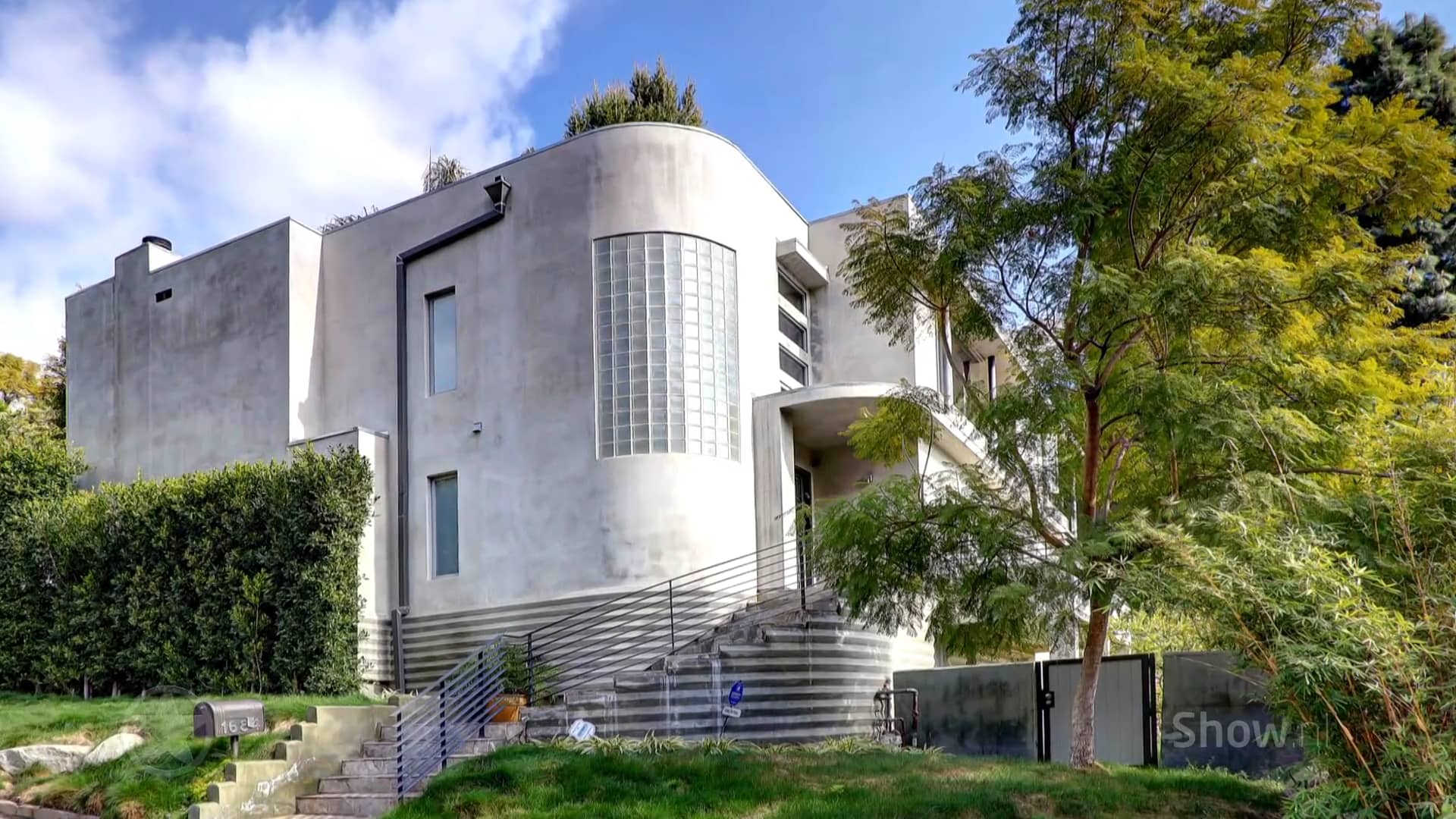 Adam Lambert's house on Sh0w nieuws - 15 May 2017 on Vimeo