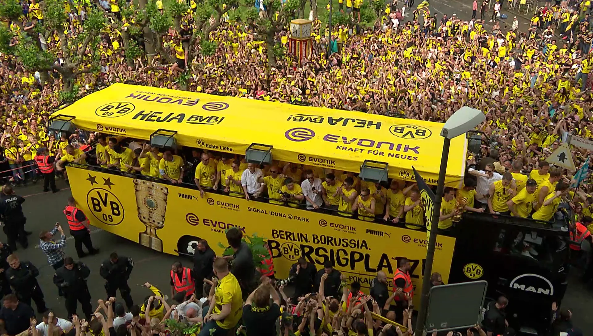 You'll never drive alone: BVB-Fans feiern Pokalhelden on Vimeo