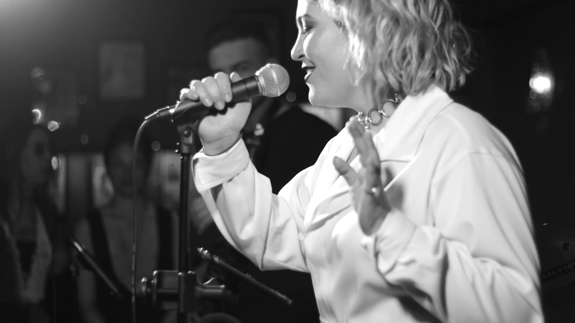 Elli Ingram - Table For Two - Live at The Walrus, Brighton on Vimeo