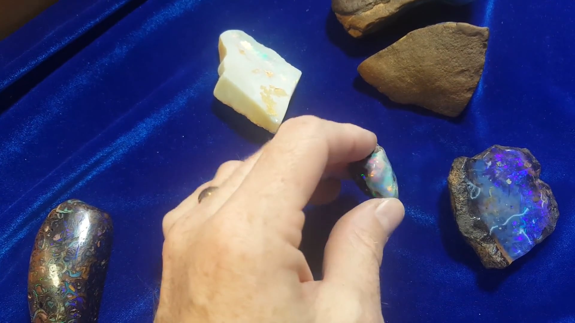The value of solid opal specimens - Brisbane Opal Museum on Vimeo