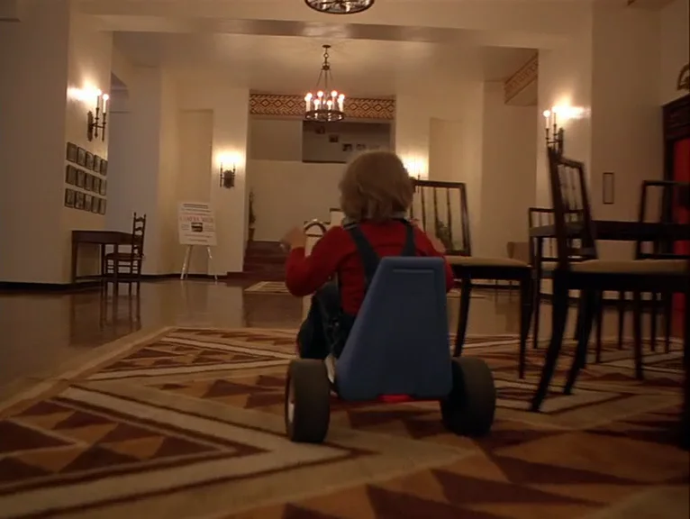 Stanley Kubrick : The Shining (Extrait) (1980) : Danny's Tricycle Ride [01]
