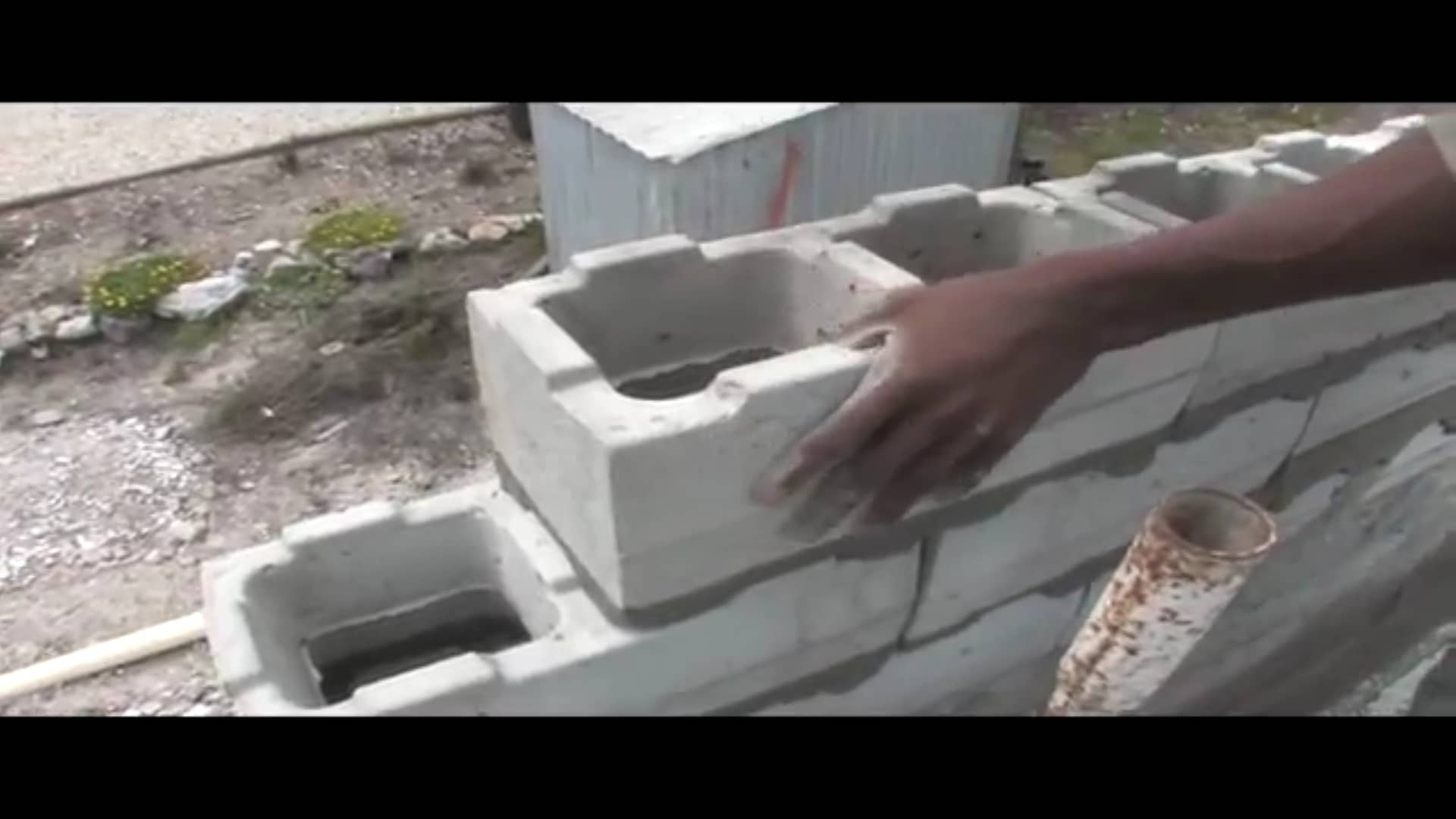 Moules à parpaings autobloquant SBC01 on Vimeo