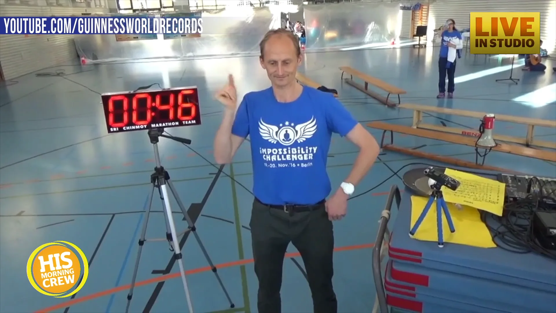 Round of Applause! Man Sets One-handed Clap Record on Vimeo