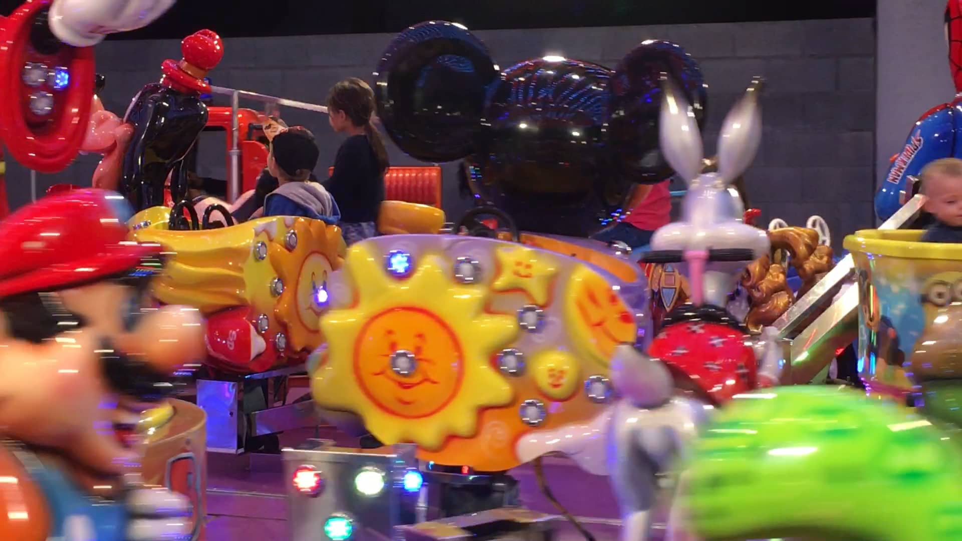 Le manège et la queue du Mickey ! on Vimeo