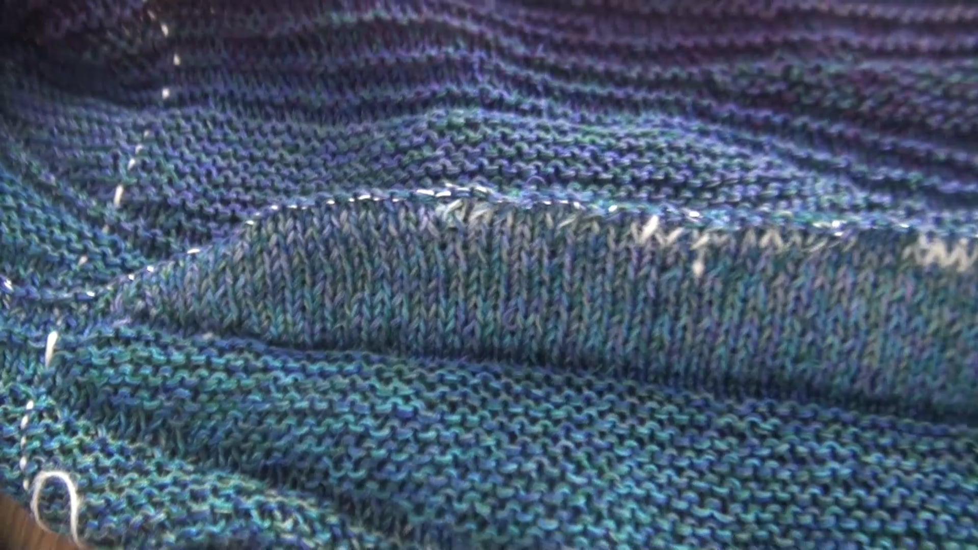 Brigitte-Elliott_strickt_ zweifarbige_ Biesen_in_verkürzten_Reihen on Vimeo