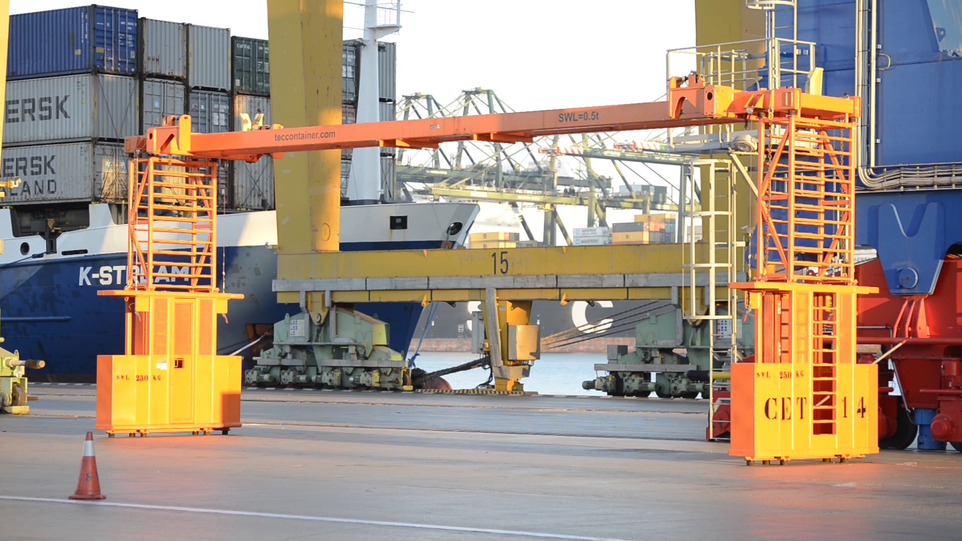 UNLASHING CONTAINERS USING THE SAFETY CAGE BA-323 on Vimeo