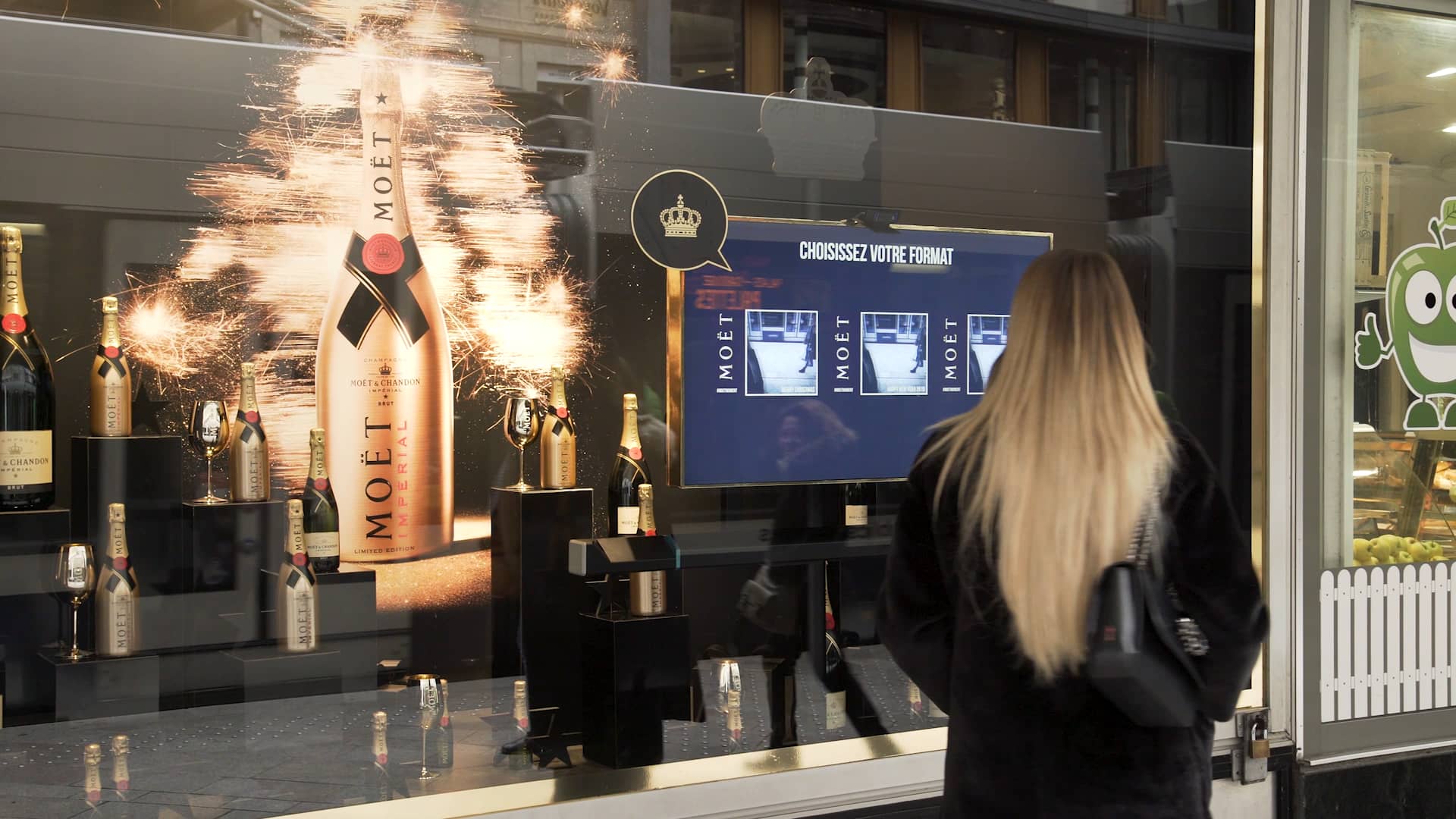 Interactive Shopping Window Globus Lausanne & Geneva on Vimeo