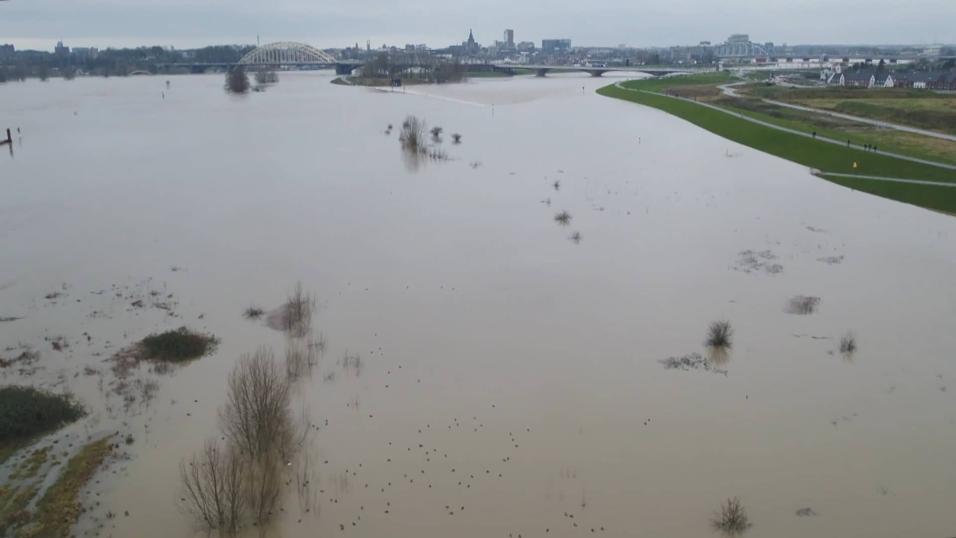 Nevengeul bij Lent bewijst dienst tegen hoogwater on Vimeo