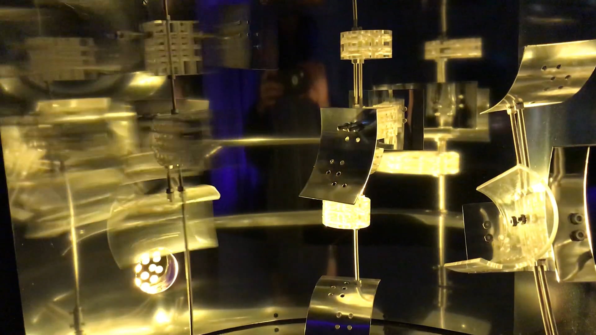 Au musée de Niort œuvre cinétique de Nicolas Schöffer : Microtemps 14 ...