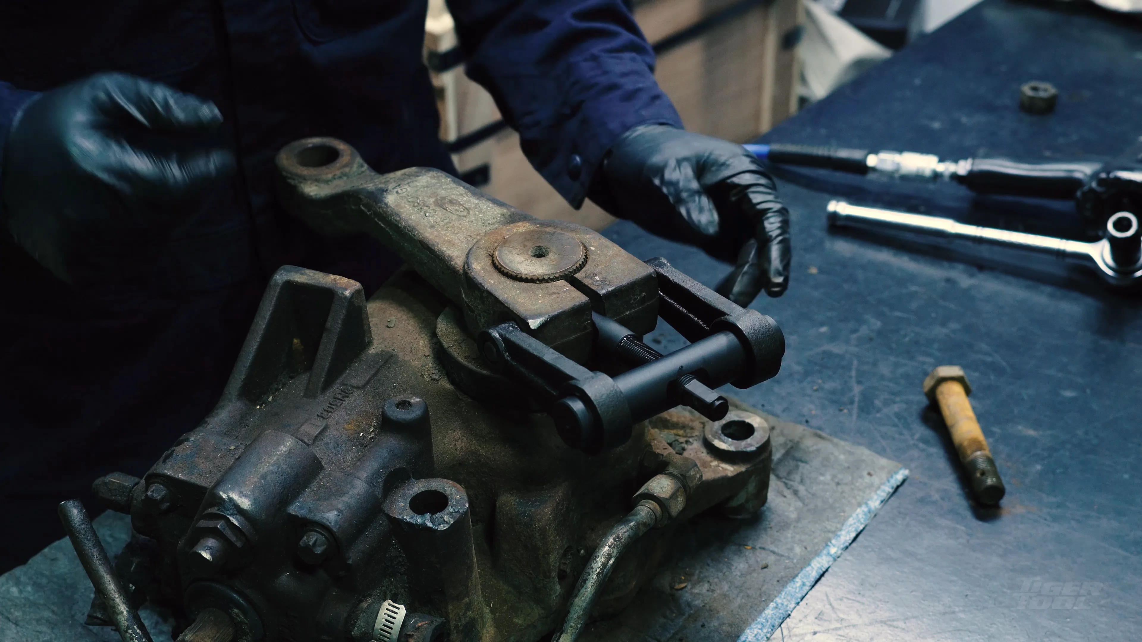 Pitman Arm Spreader - Tiger Tool 10386 on Vimeo