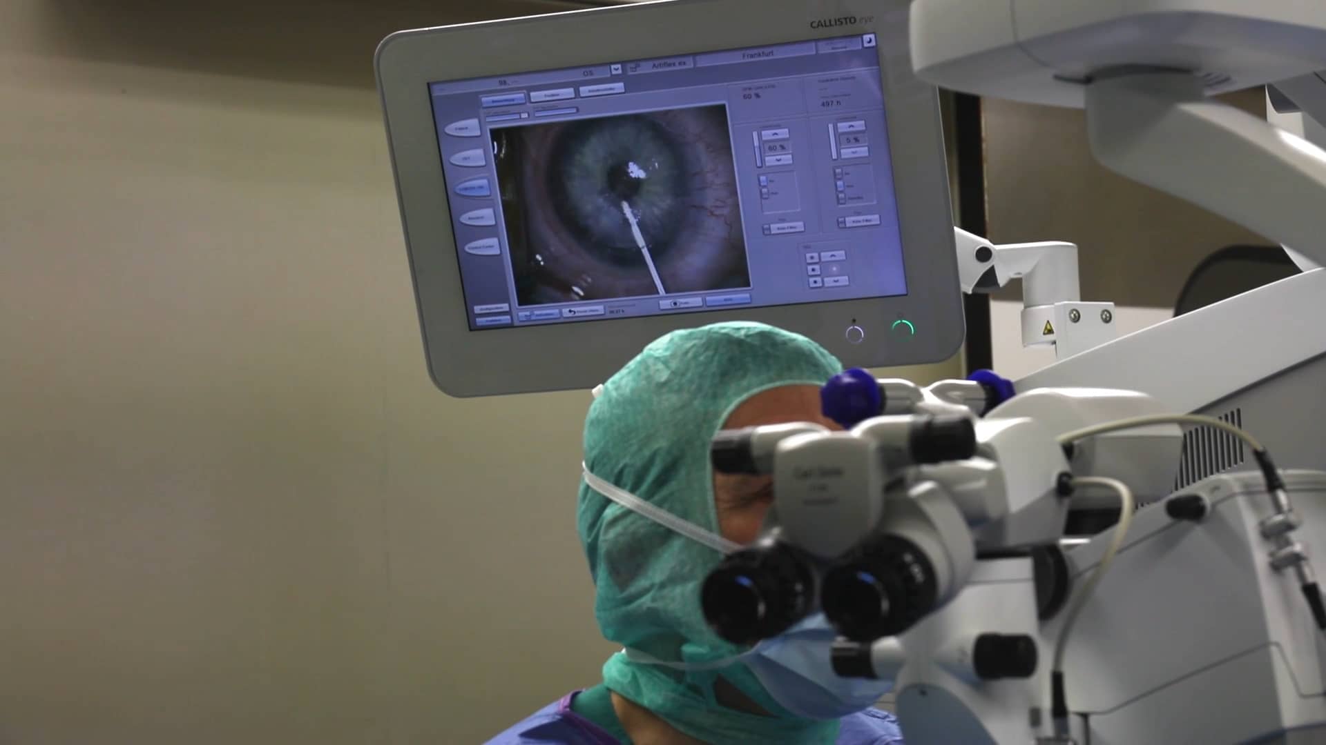 Prof. Dr. Thomas Kohnen, Frankfurt, implantiert die Presbia Microlens ...