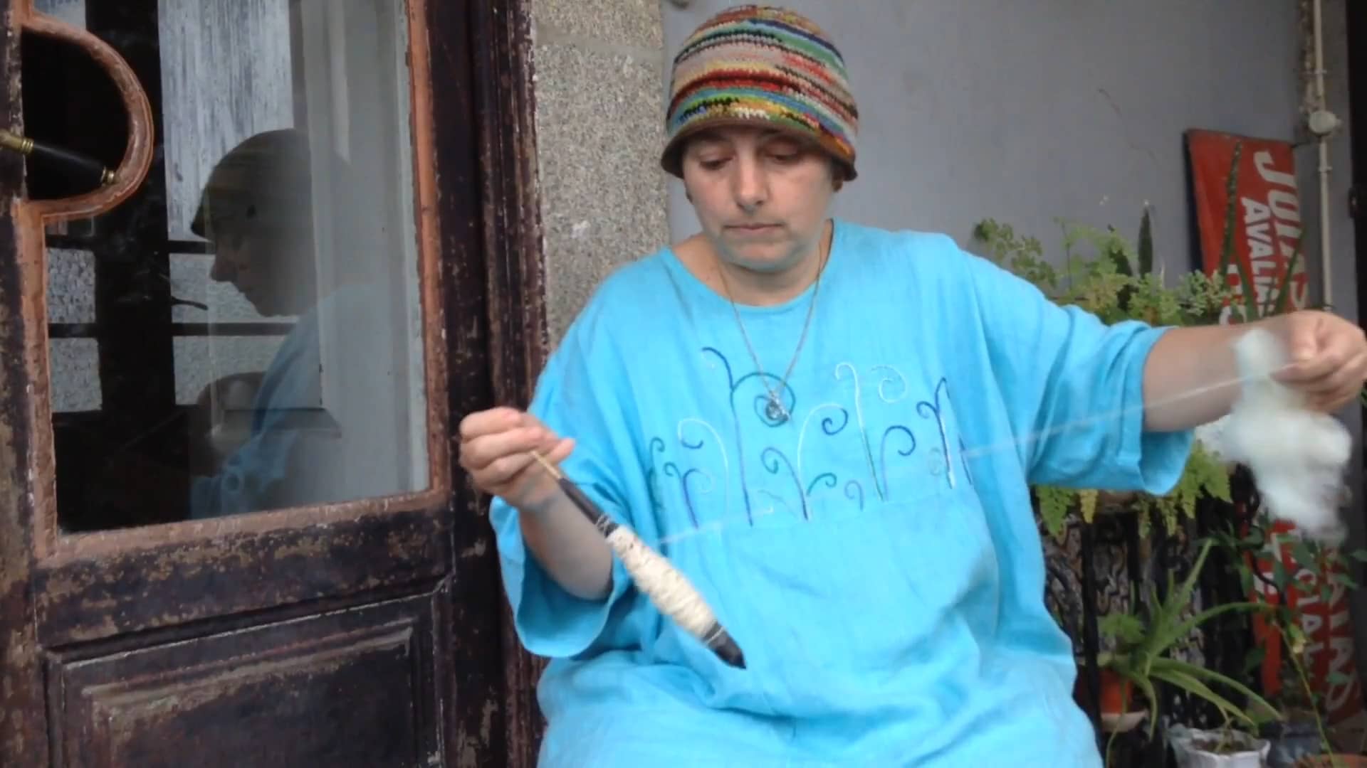 Spinning with a Portuguese spindle - Tita Costa’s technique on Vimeo