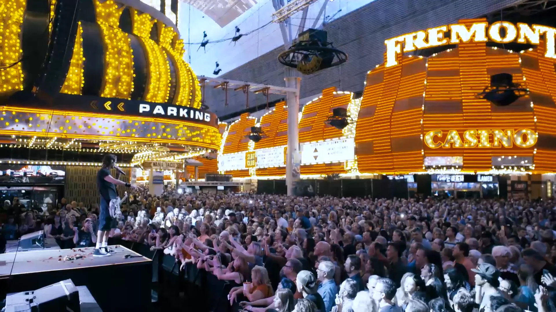 Fremont Street Experience - Downtown Rocks - Zip Line
