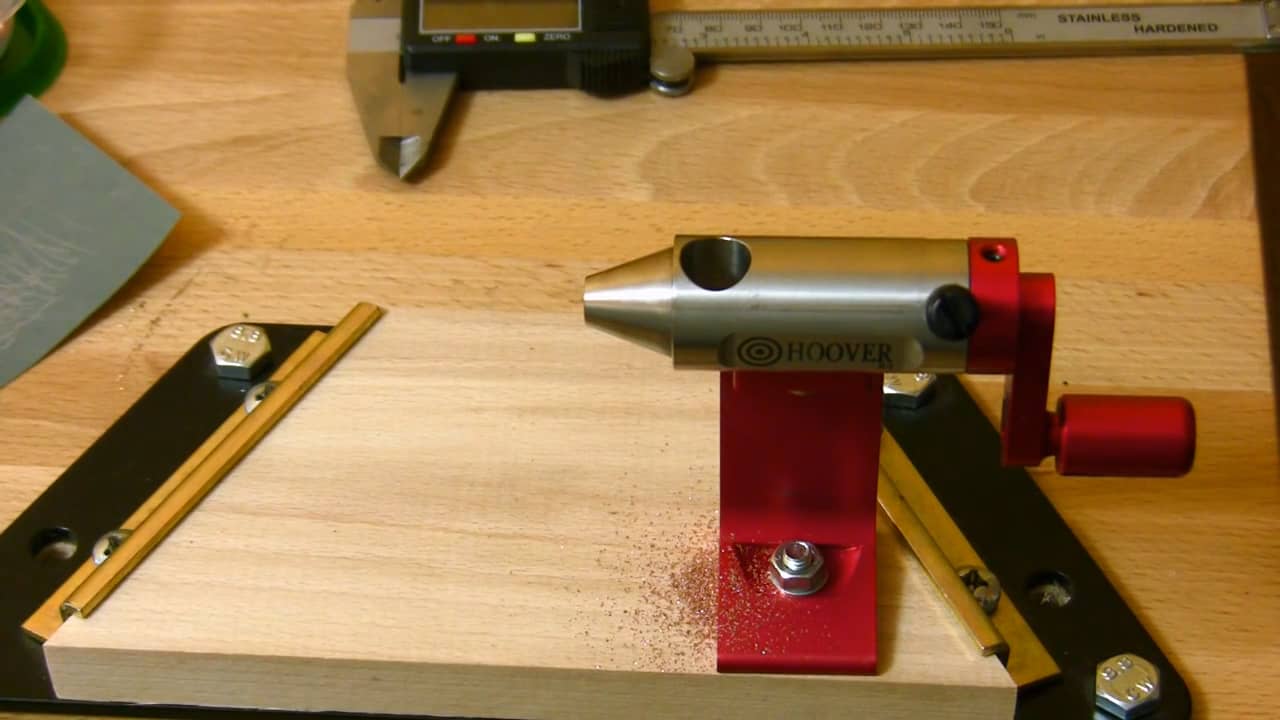 Trimmen der Geschossspitzen mit dem Hoover Meplat Trimmer on Vimeo