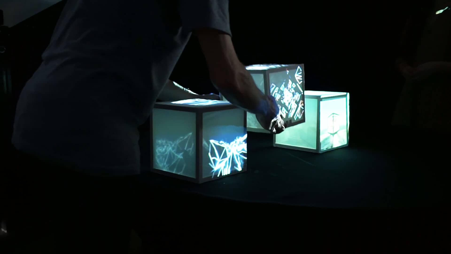 Projection sur objets mobiles - Projection mapping on moving objects on ...