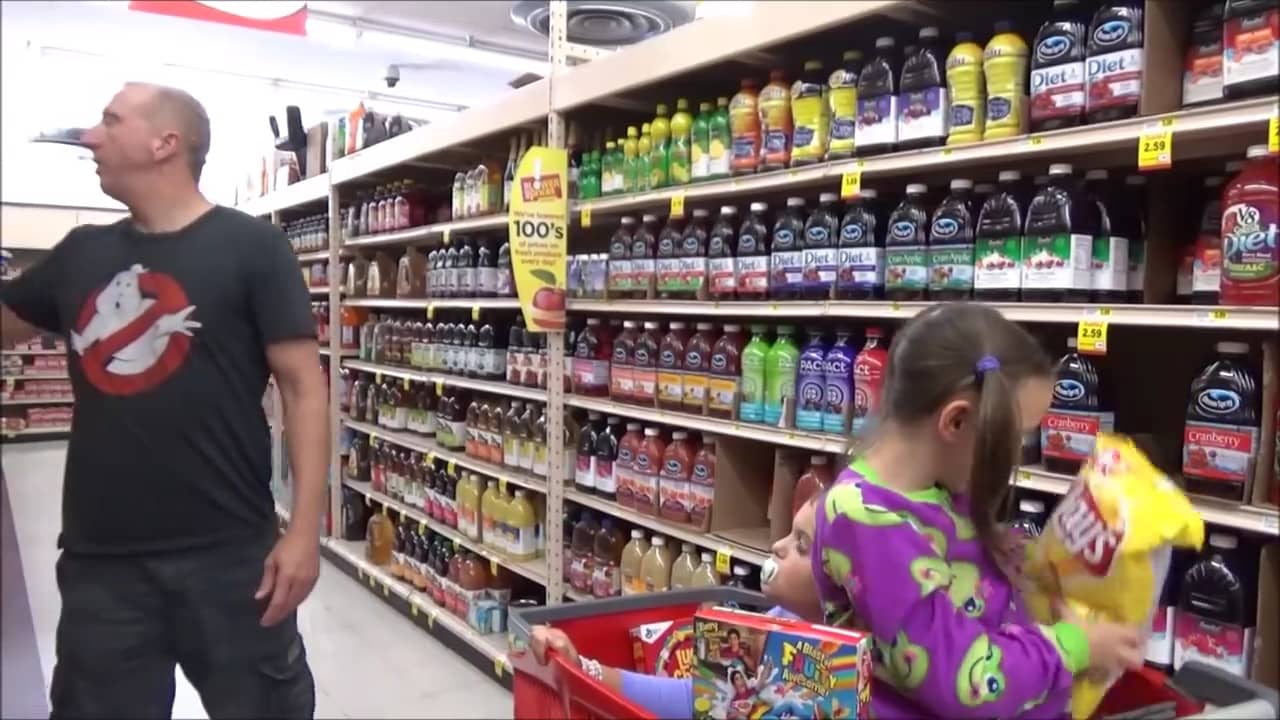 Bad Baby Real Food Fight Victoria vs Annabelle & Freak Daddy Toy Freaks ...
