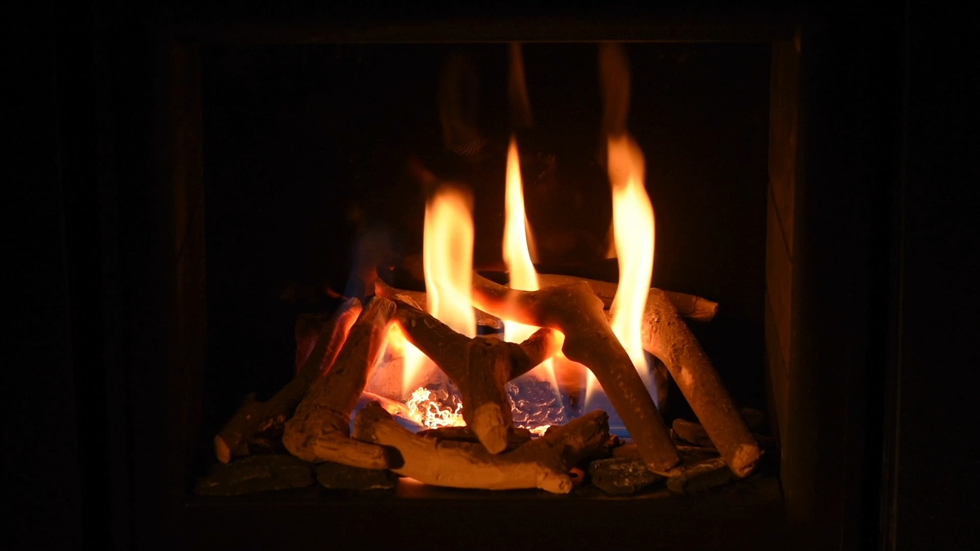 DL500 Gas Fire with a Black Interior Chamber on Vimeo